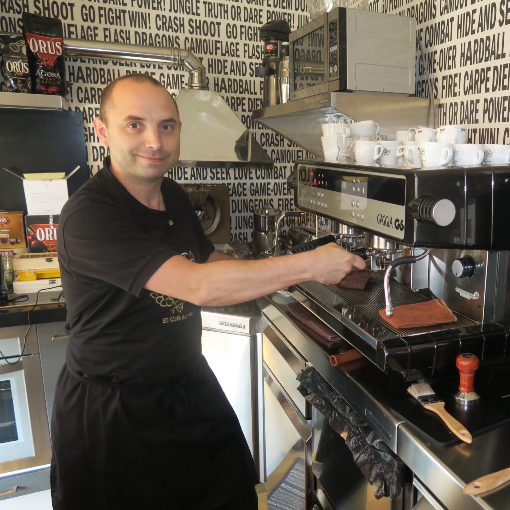 Barista: El Arte de Preparar Café y Servir | PIAC